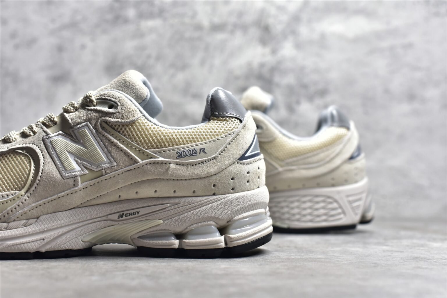 NB (NEW Balance) 2002 RUNNING SHOES BONE/LIGHT ALUMINUM ML2002RE ...